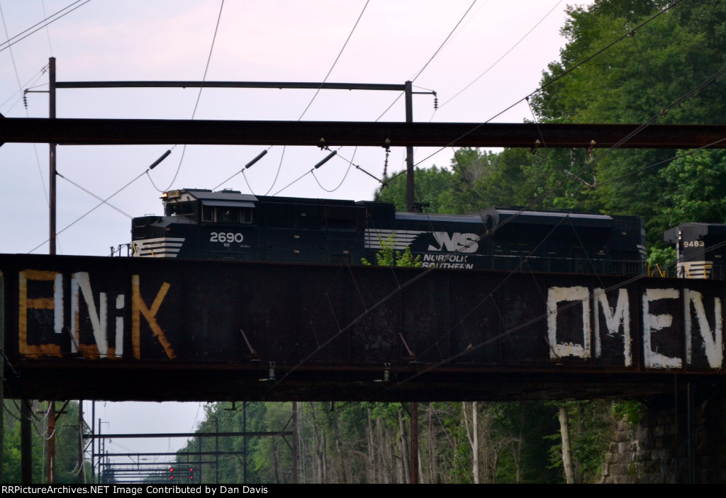 NS SD70M-2 2690 leads 60Z